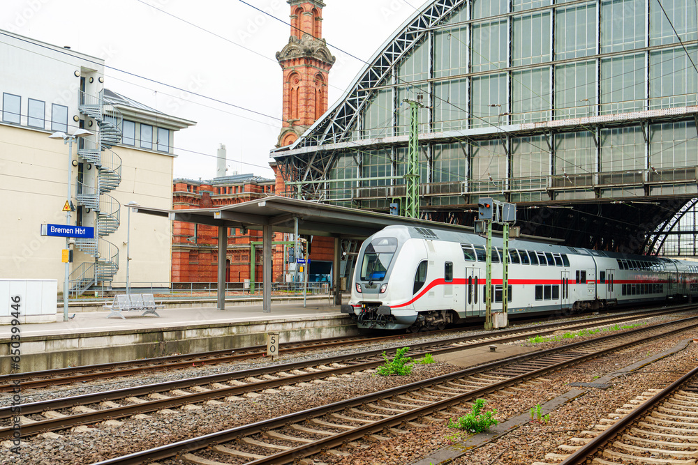 Train Arrival at Bremen, Germany Train Station - Bremen Main Train ...