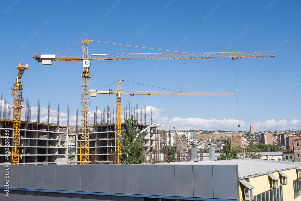 Foto de Construction of multi-storey building. Cranes at construction ...