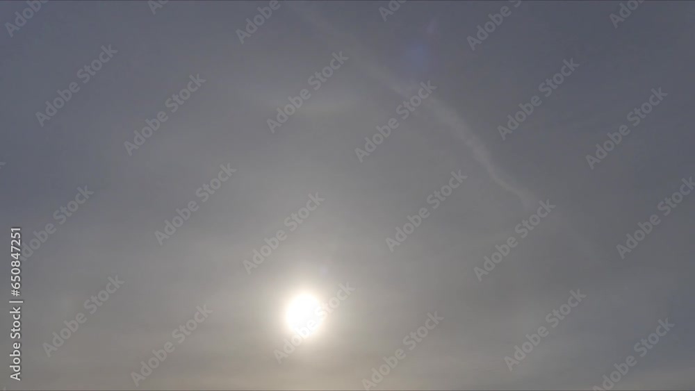 Vidéo Stock Sky misty background with moving clouds Cirrostratus and ...