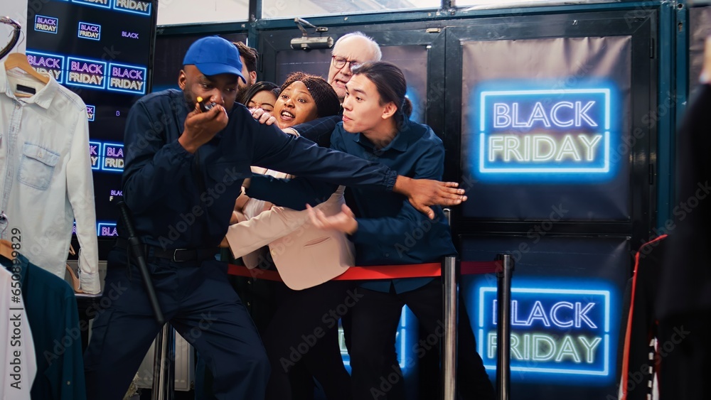 Black friday shoppers argue at entrance to catch promotional prices on ...