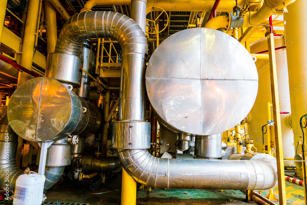 Heating medium oil pipeline protected with stainless steel insulation ...