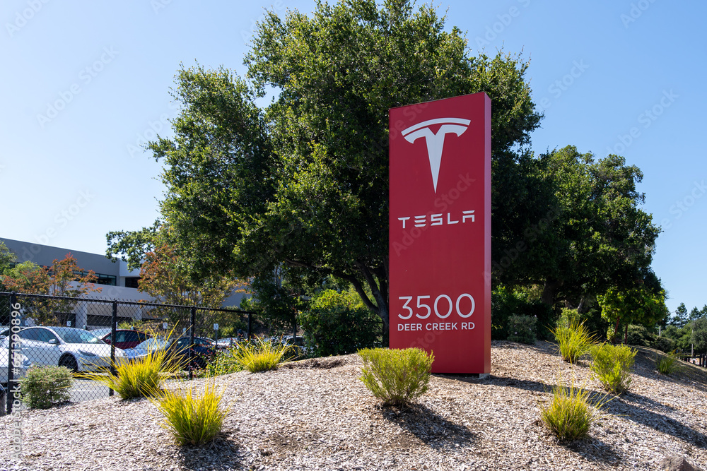Foto de Tesla ground sign is seen at the office on 3500 Deer Creek RD ...