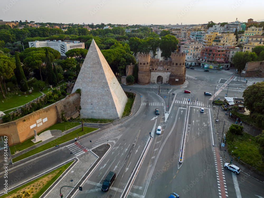 Vista aerea della piramide cestia a Roma. Unica piramide Egizia in ...