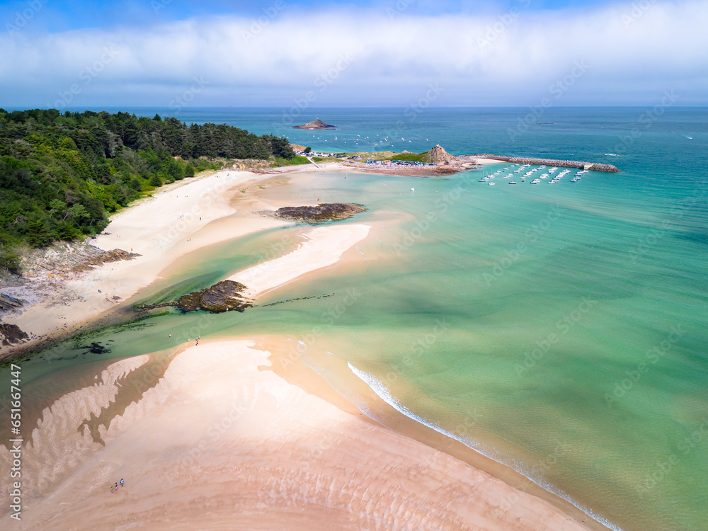 Plage des Montiers et du port d'Erquy vue du ciel par une journée ...