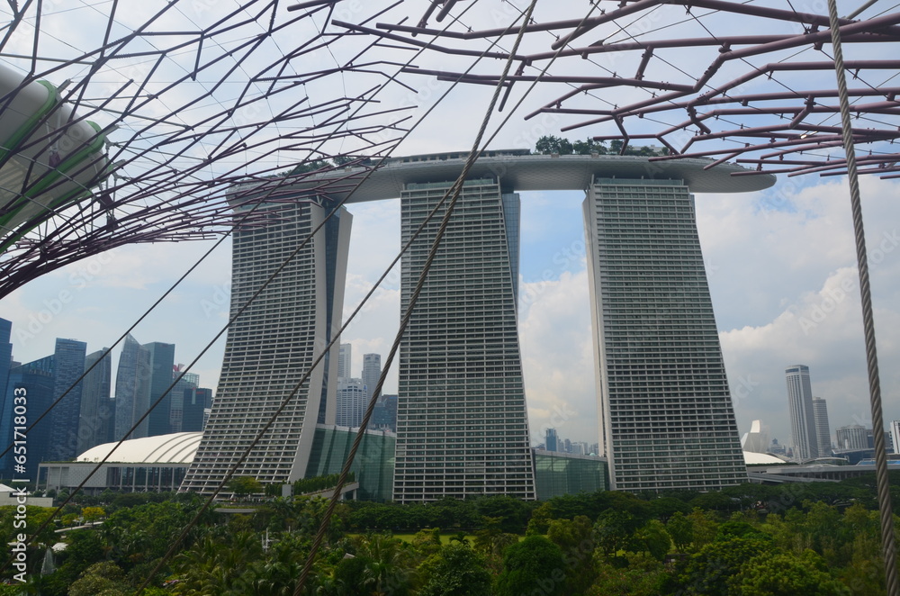 Measuring between 25 and 50 metres tall, Gardens by the Bay's ...