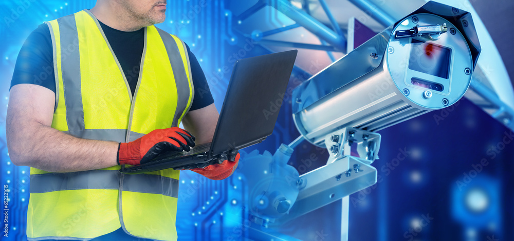 Foto de Video surveillance systems engineer. CCTV camera. Man with ...