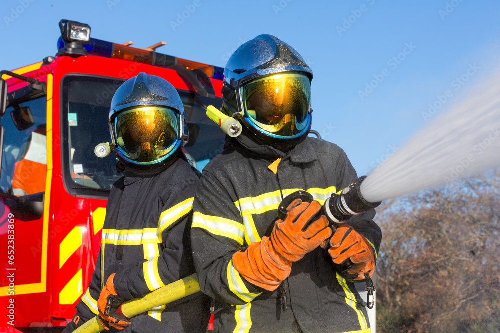 Pompiers devant un camion s'exerçant à lutter contre un incendie Stock ...