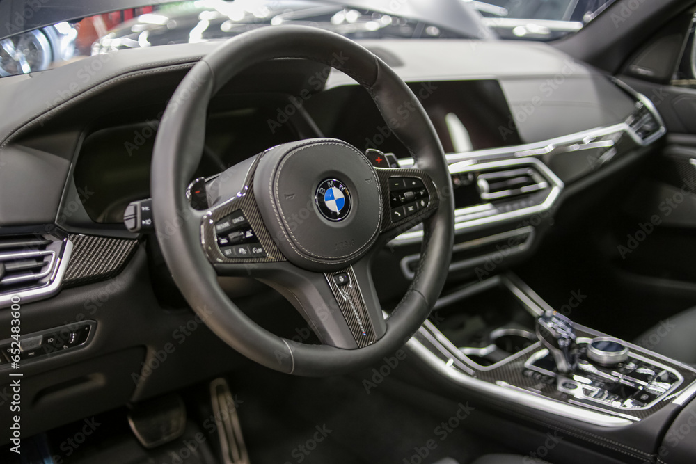 Foto de BMW X5 steering wheel and dashboard. Black leather car interior ...