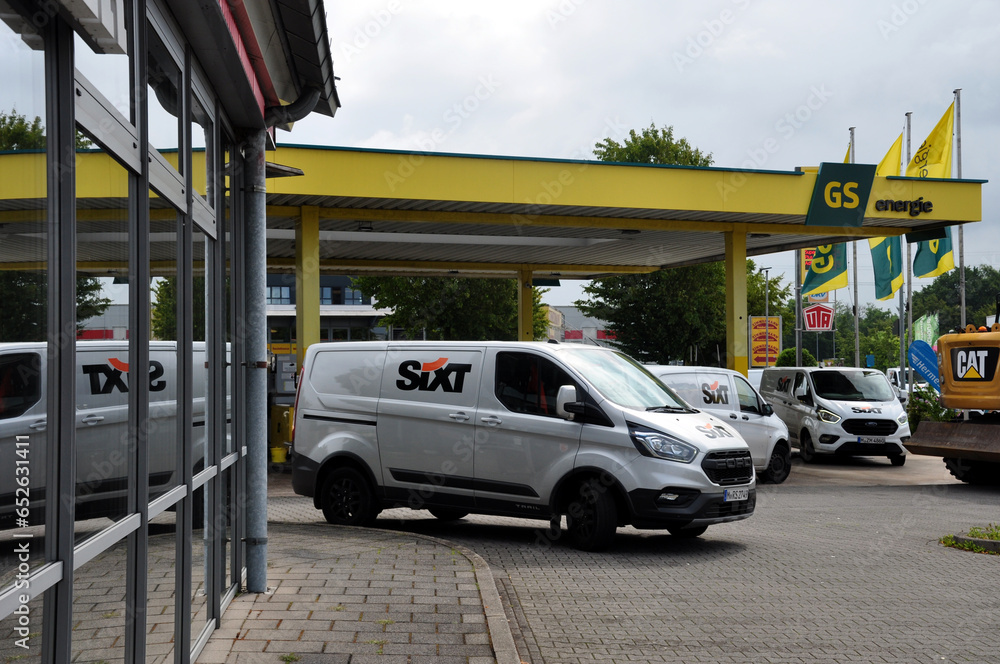SIXT Autovermietung: Mehrere weiße Kleintransporter versorgen das ...