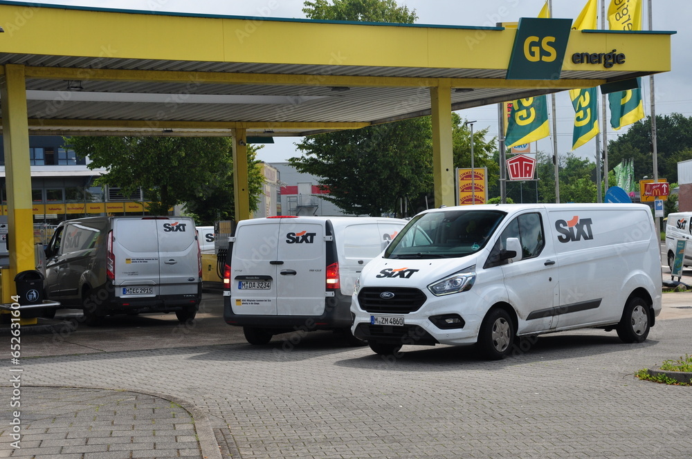 SIXT Autovermietung: Mehrere weiße Kleintransporter versorgen das ...