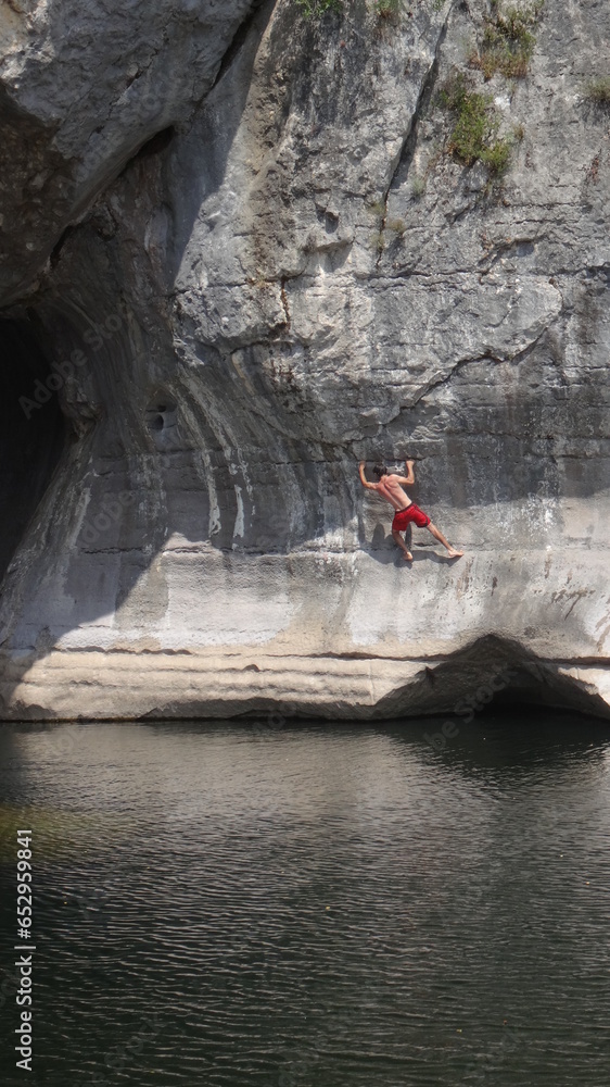 Escalade au dessus de l'eau dans les gorges du Chassezac Stock Photo ...