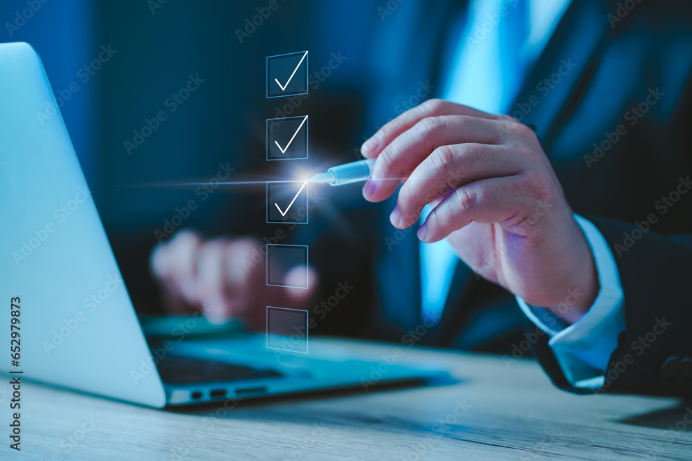 Foto de person ticking checkboxes with marker pen on checklist ... Foto de person ticking checkboxes with marker pen on checklist ...