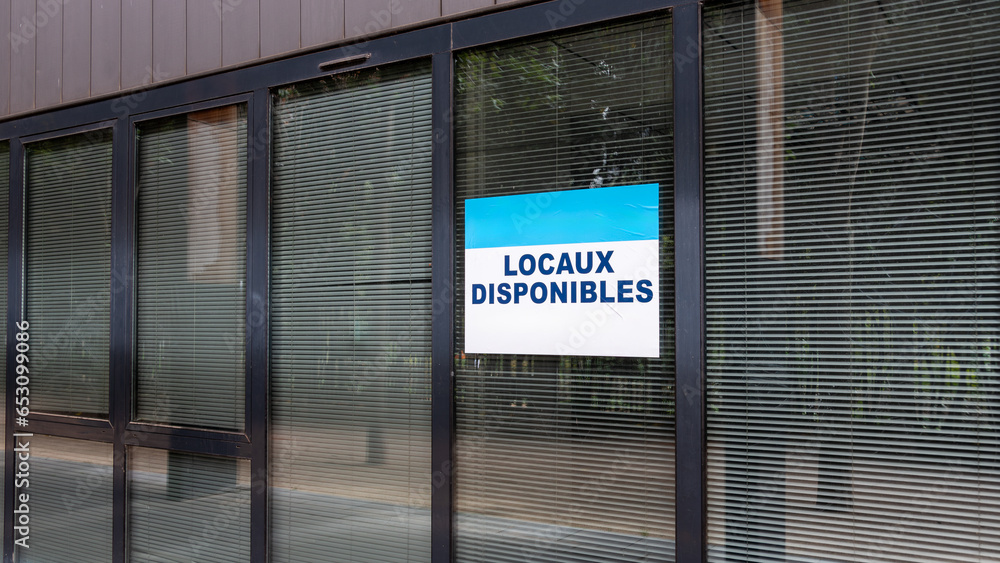 'Locaux disponibles' écrit en Français sur une enseigne à l'extérieur d ...
