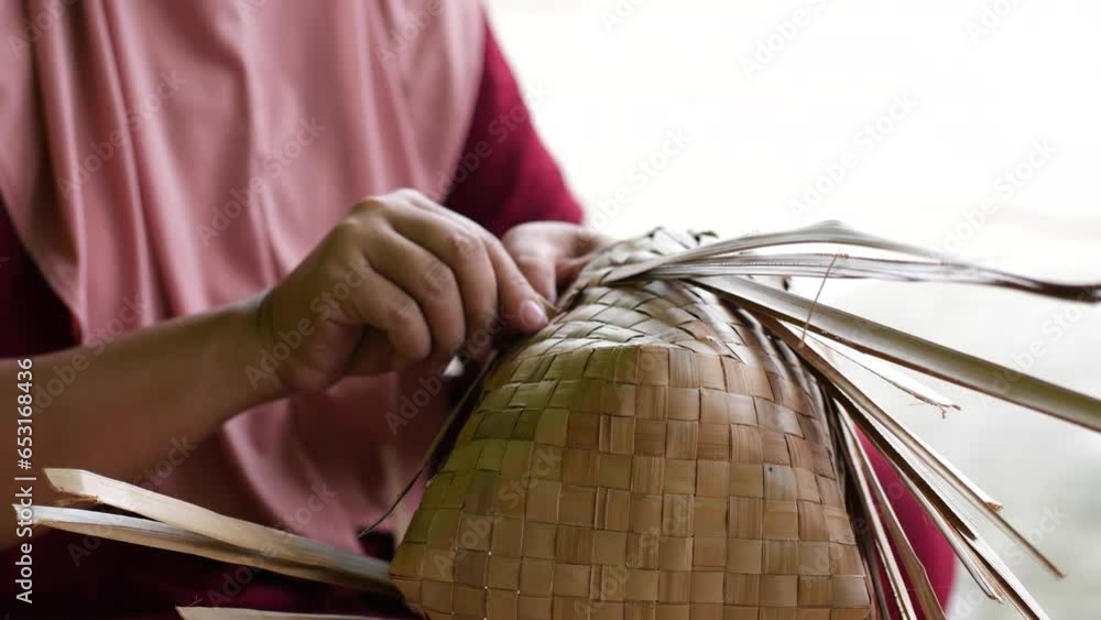 Stockvideon An Indonesian woman´s hand weaving an ancestral basket case ...