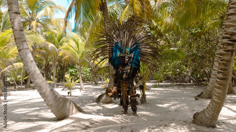 Sacerdote y guerrero azteca en ritual maya en Yucatán y Tenochtitlán ...