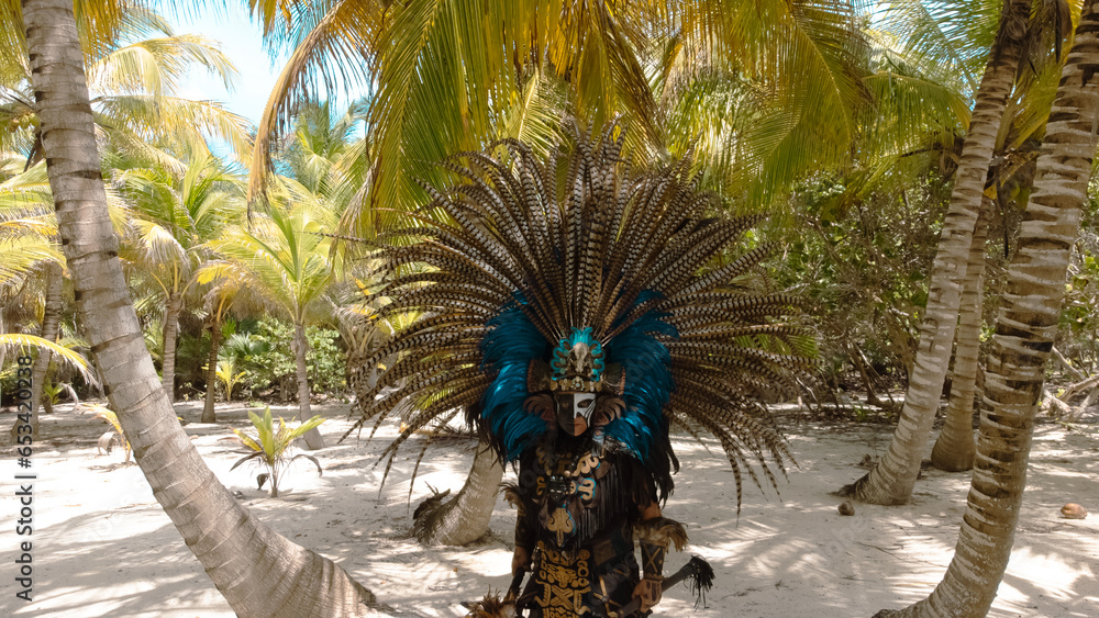 Sacerdote y guerrero azteca en ritual maya en Yucatán y Tenochtitlán ...