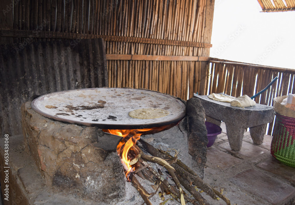 Poster Tradicional cocina mexicana con leña, comal de barro y metate ...