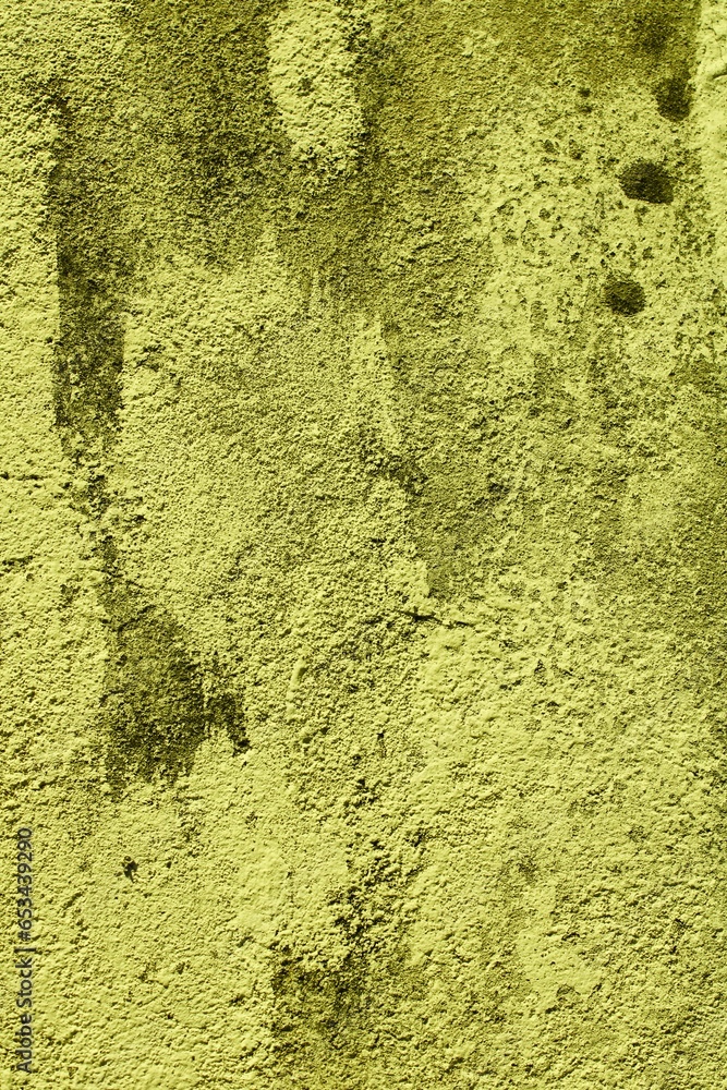 Pared rugosa antigua color amarilla en el muro de la casa, con manchas ...