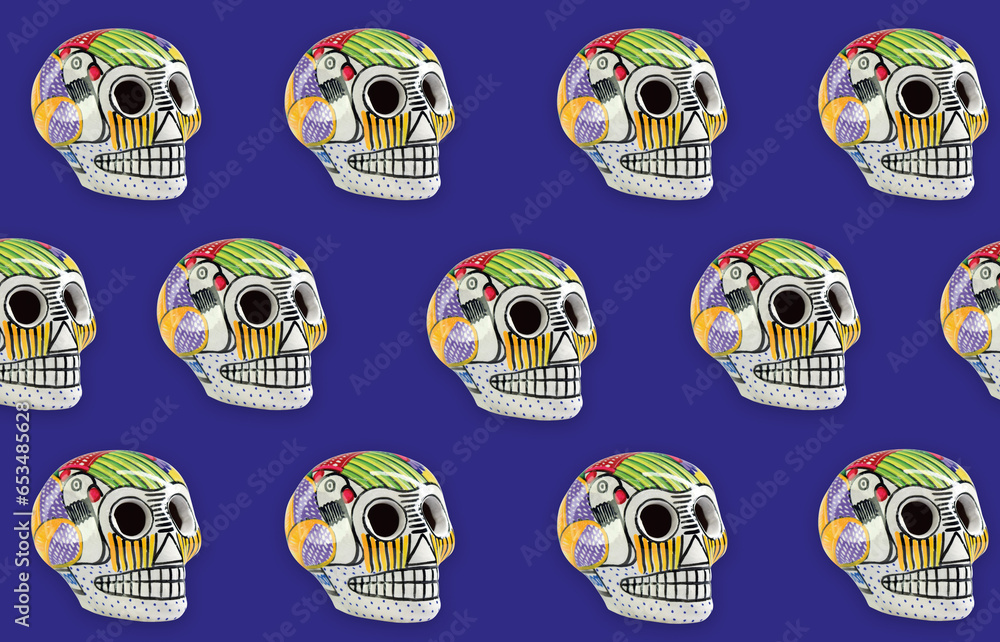 Patrón decorativo de cráneos o calacas mexicanas, figurillas de barro ...