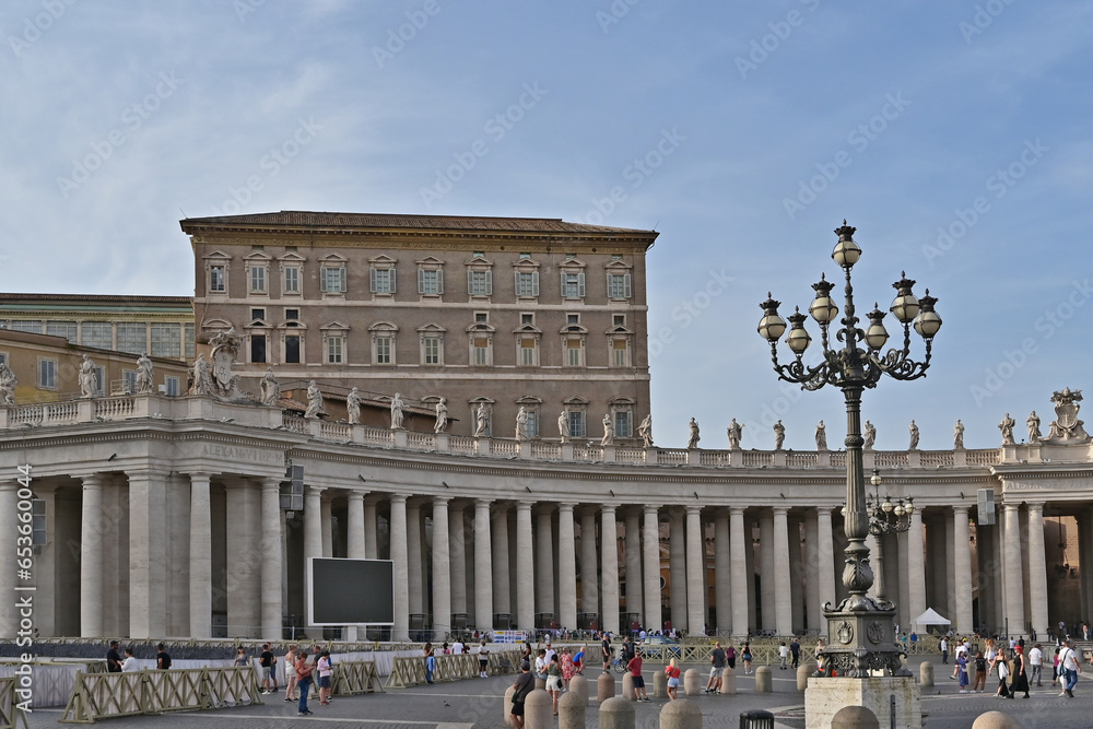 Città del Vaticano, il colonnato del Bernini ed il Palazzo Apostolico ...