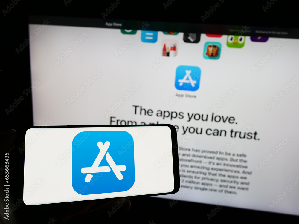 Foto de Stuttgart, Germany - 09-23-2023: Person holding mobile phone ...