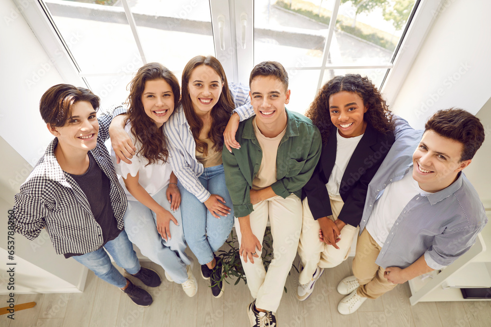 Foto de Top view of a group of happy smiling friends high school ...