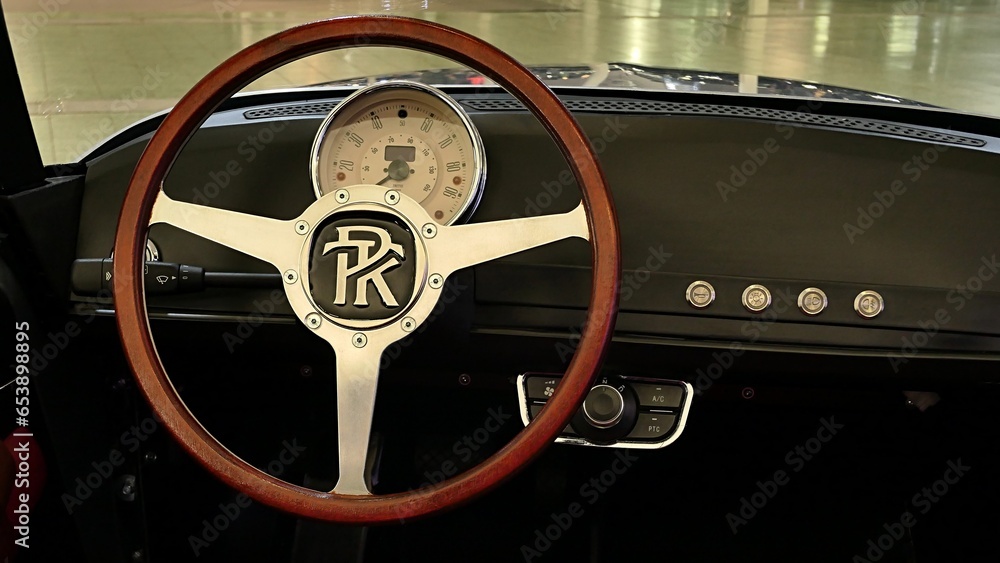 Foto de Elegant retro driving wheel and round analogue speedometer in ...