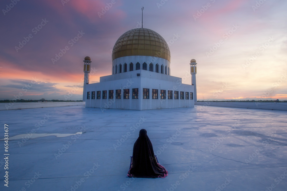 Landscape of beautiful sunset sky at Songkhla Central Mosque or Masjid ...