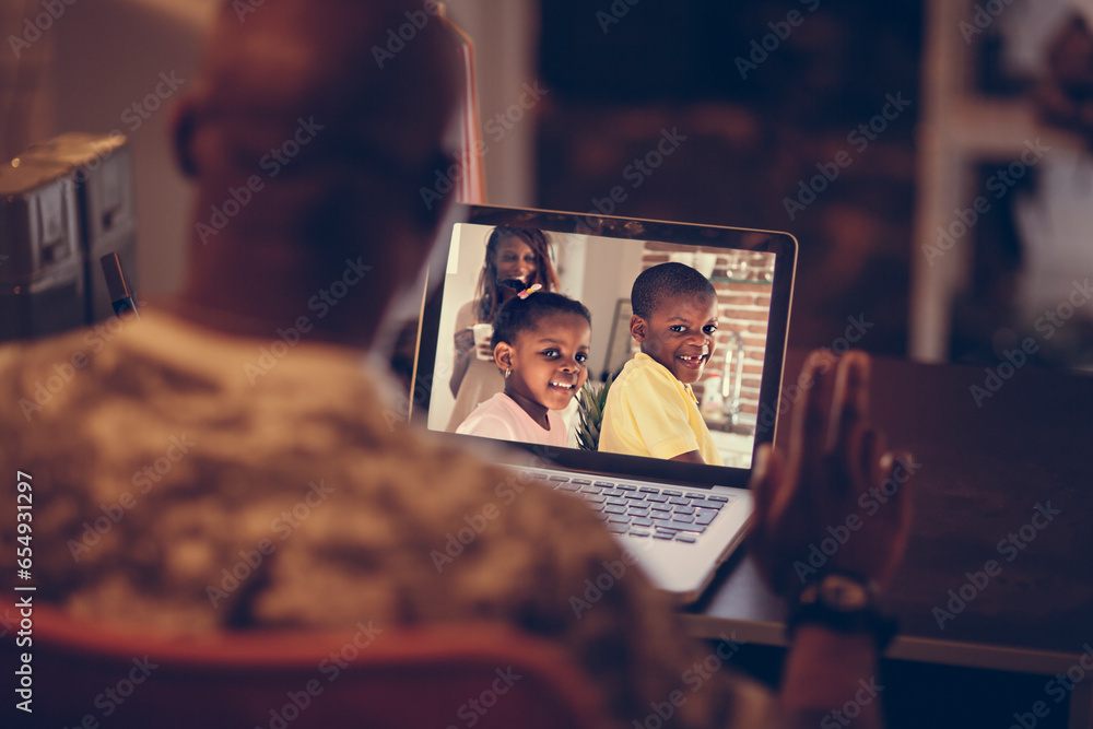 Foto de African American soldier having a video call on the laptop with ...