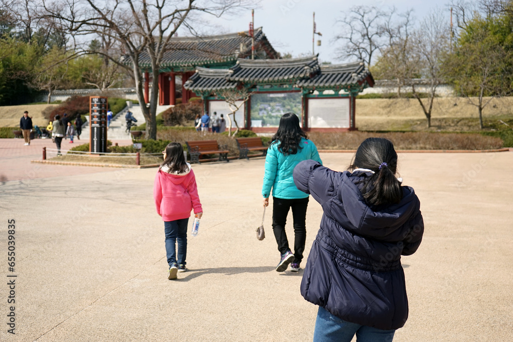Wife and daughters walking towards the house of Joseon scholar "Lee ...