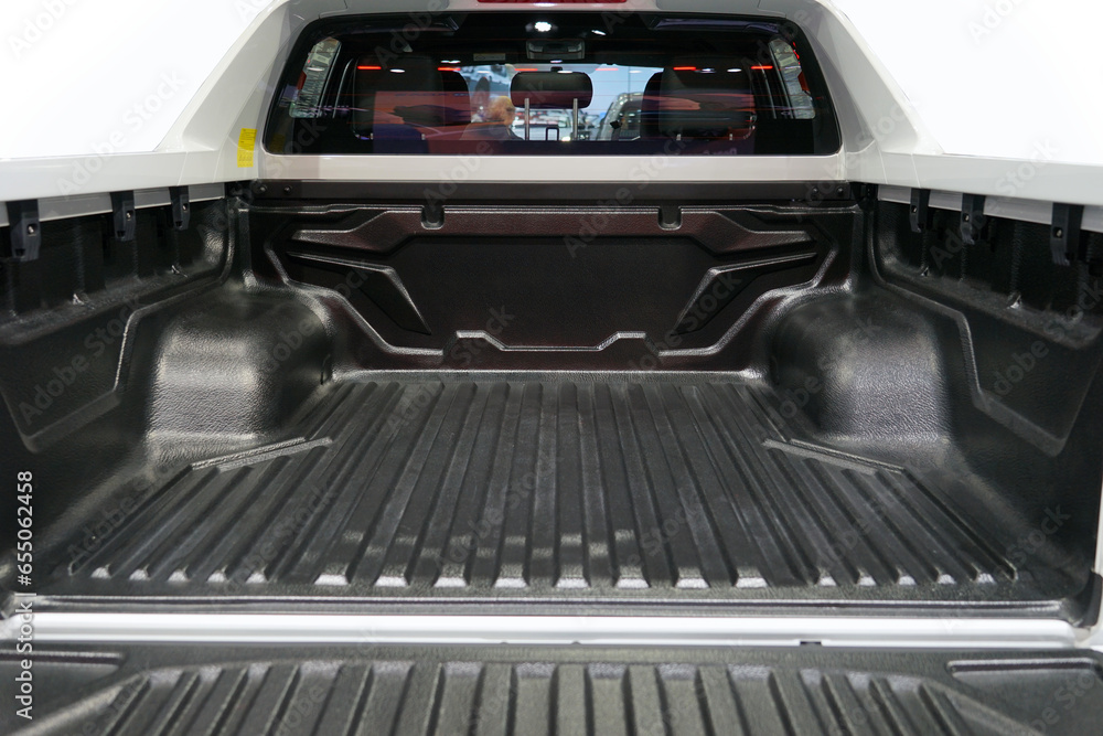 The rear storage structure of the pickup truck is a space for loading ...
