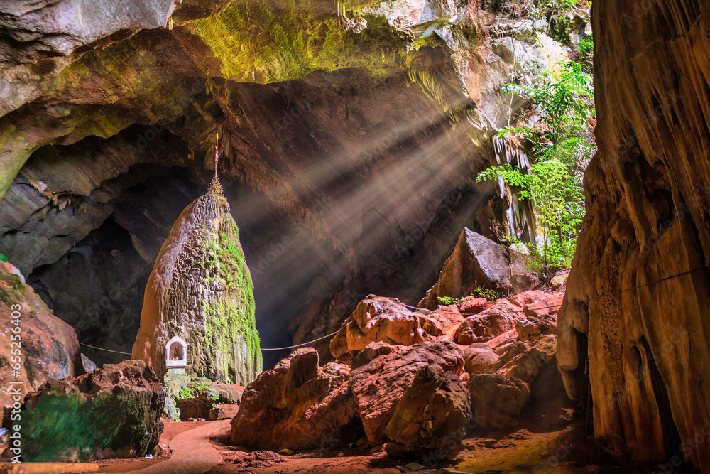 Photo & Art Print Light rays inside of the Sadan cave near Hpa-An in ...