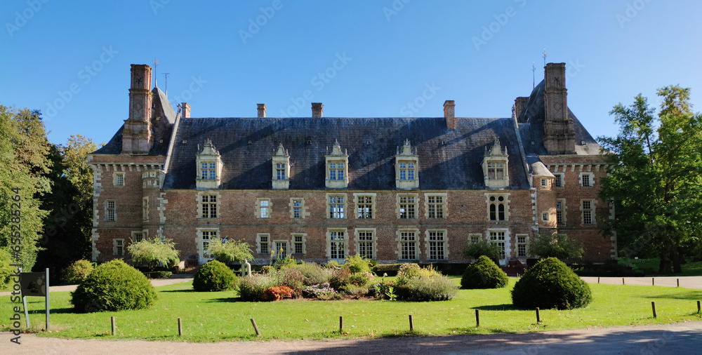 Le château de Saint-Amand-en-Puisaye, un des plus importants châteaux ...