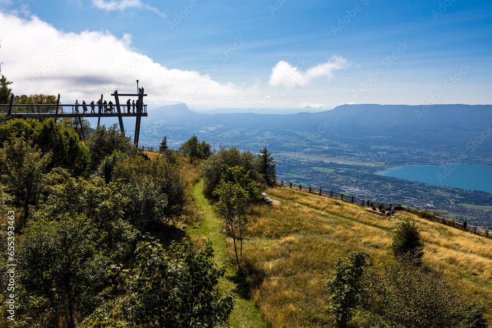 Ponton en bois du Belvédère du Mont Revard, permettant une vue sur le ...