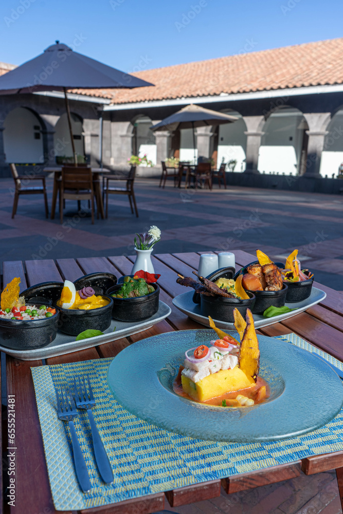 Comida Peruana en la mesa de un restaurante, ceviche, causa rellena ...