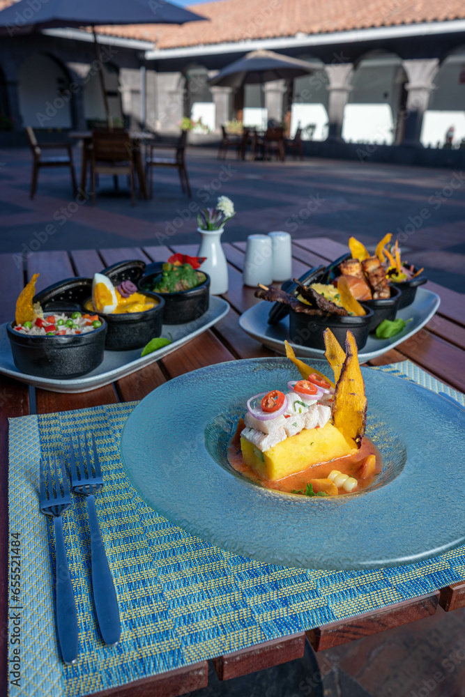 Comida Peruana en la mesa de un restaurante, ceviche, causa rellena ...
