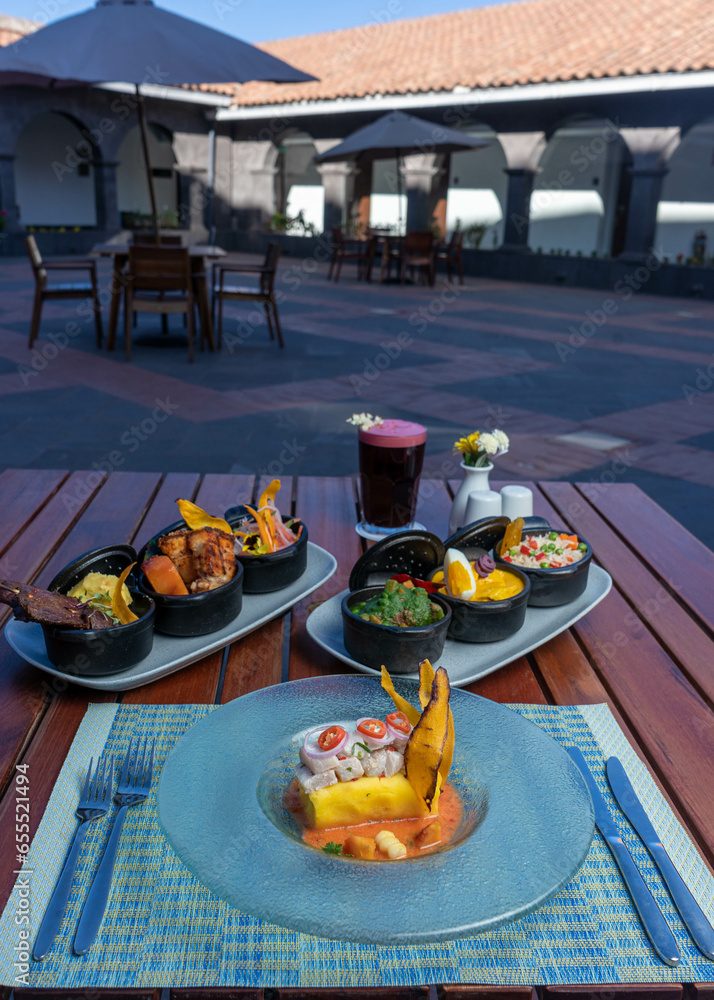 Comida Peruana en la mesa de un restaurante, ceviche, causa rellena ...
