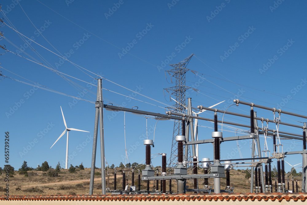 Vista de una subestación de energia electrica, una torre de alta ...