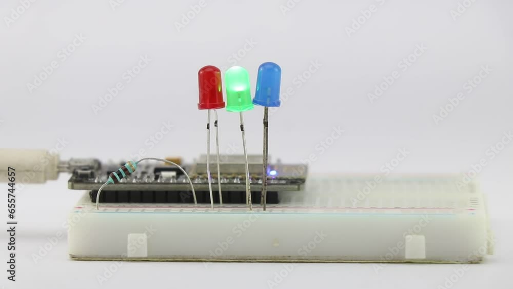 Vidéo Stock LED on a breadboard is controlled by a micro controller ...