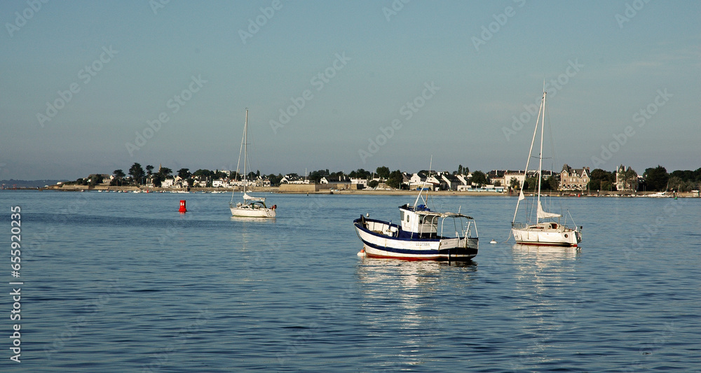 Barque de pécheur; le fort; le port; bateaux ; region Bretagne; Port ...