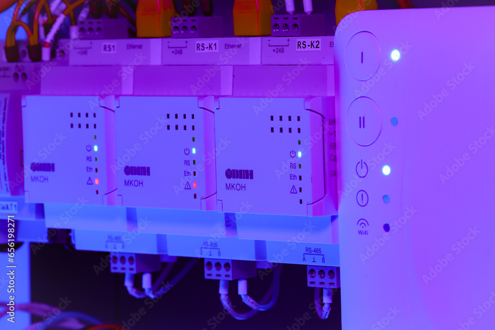 Connection of modules by means of insulated electrical mounting wires ...