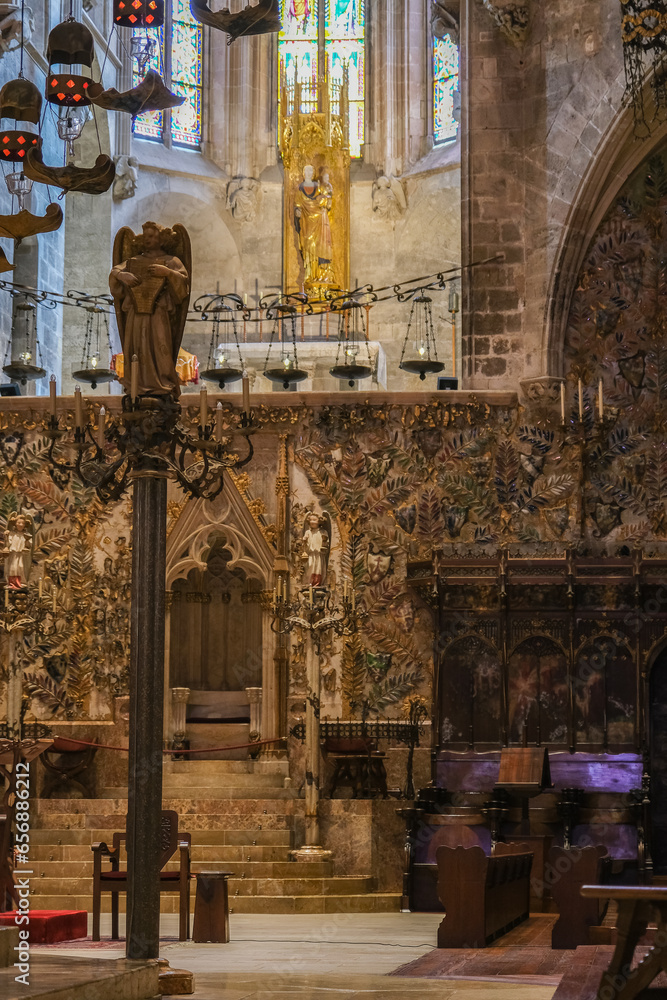 Impressive gothic style architecture inside main and side naves of ...