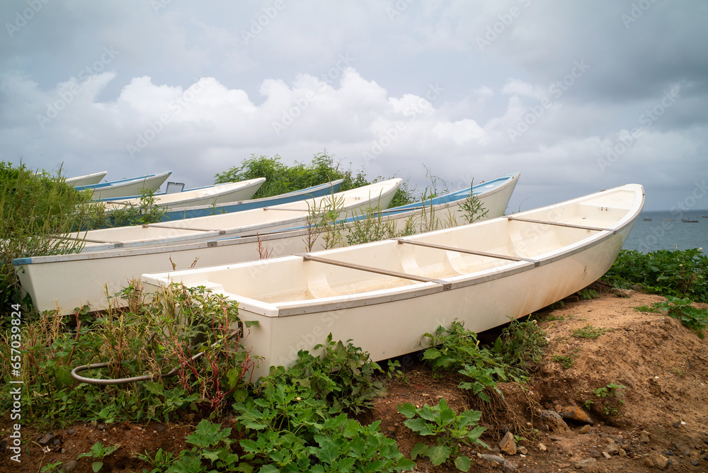 des pirogues neuves fabriquées en Europe et inutilisables par les ...