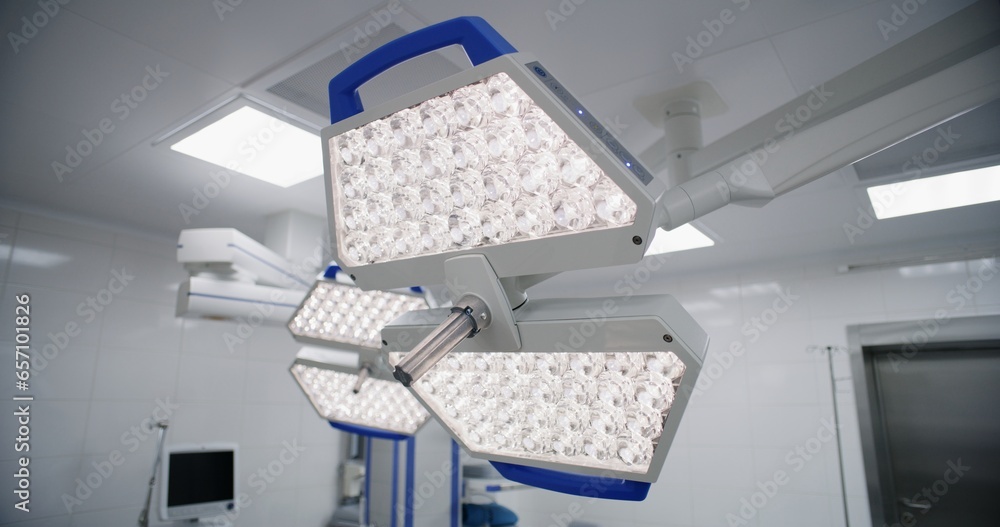 Foto de Dolly shot of LED operating lamp hanging on the ceiling in ...