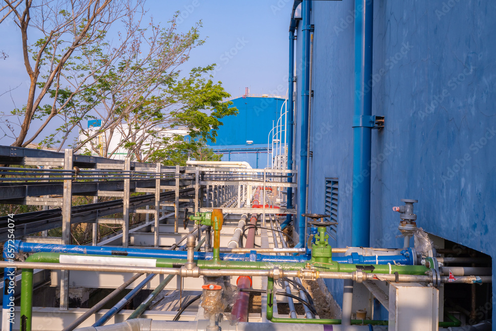 Foto de Pipe rack on the power plant industry water distribution system ...