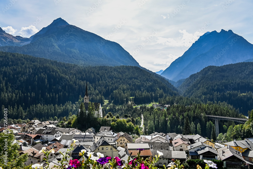 Foto de Scuol, Kirche, Engadiner Dorf, Unterengadin, Alpen, Schlucht ...