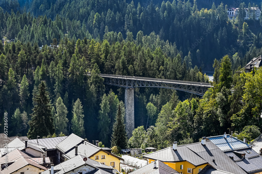 Scuol, Engadiner Dorf, Unterengadin, Alpen, Schlucht, Wanderweg ...