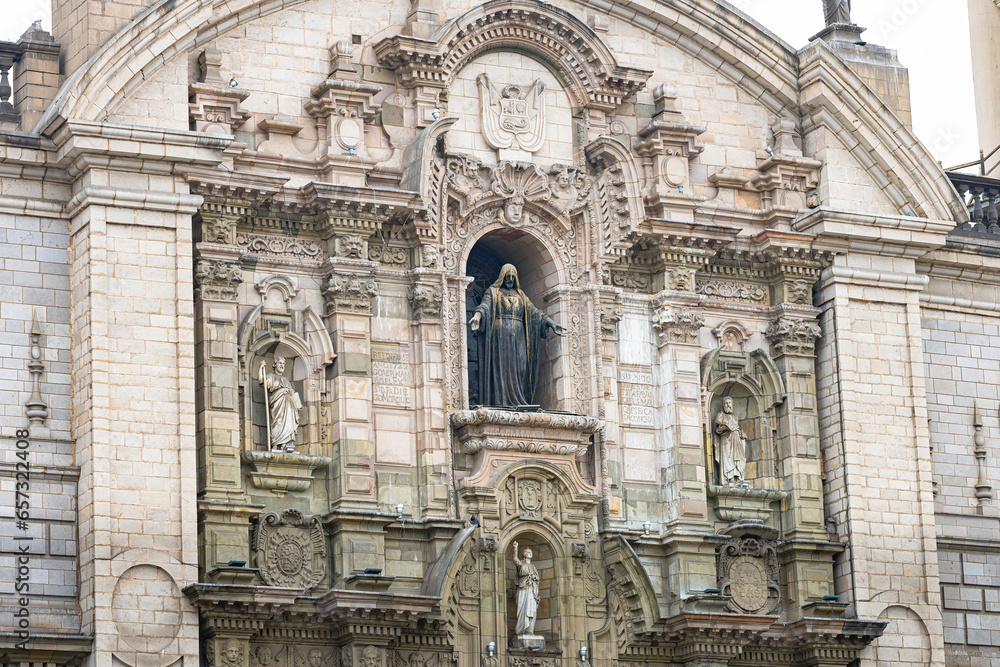 Catedral de Lima. Imensa catedral católica em estilo barroco, com altar ...
