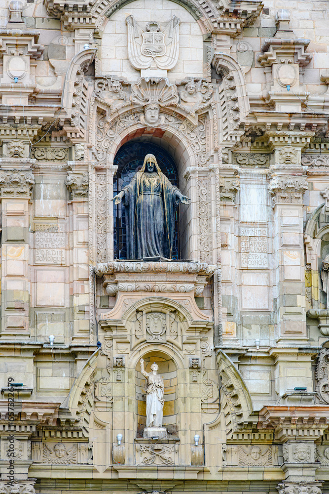 Catedral de Lima. Imensa catedral católica em estilo barroco, com altar ...