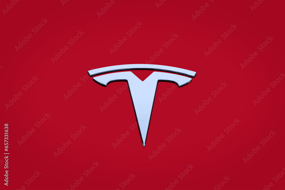 Foto de Closeup chromium-plated Logotype Tesla Motors on red hood, most ...